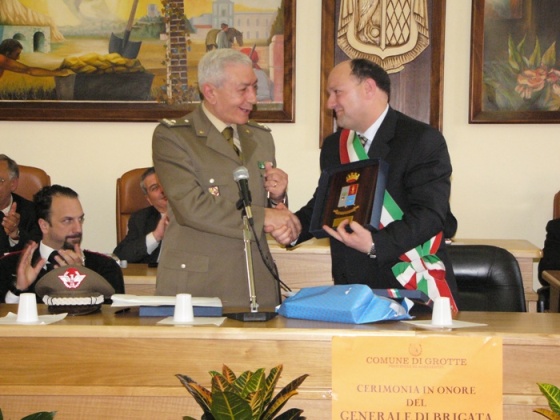 Il paese di GROTTE (Agrigento): visita del Generale Antonino Vassallo.